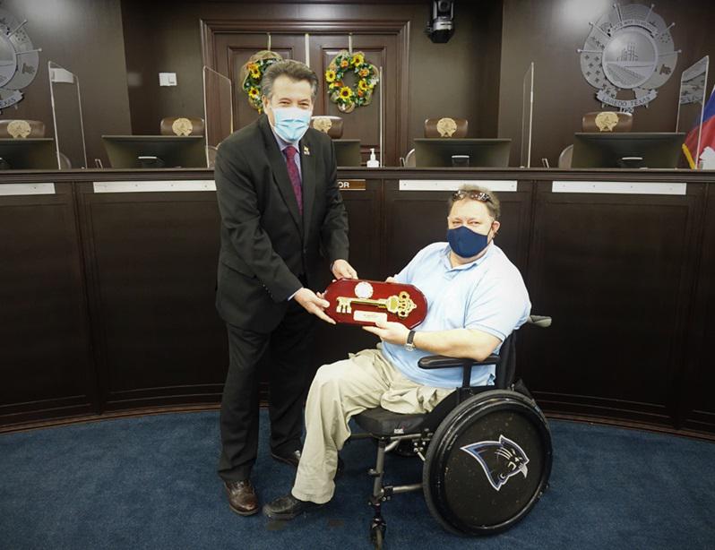 Saenz presents key to the city to Jack Strunk