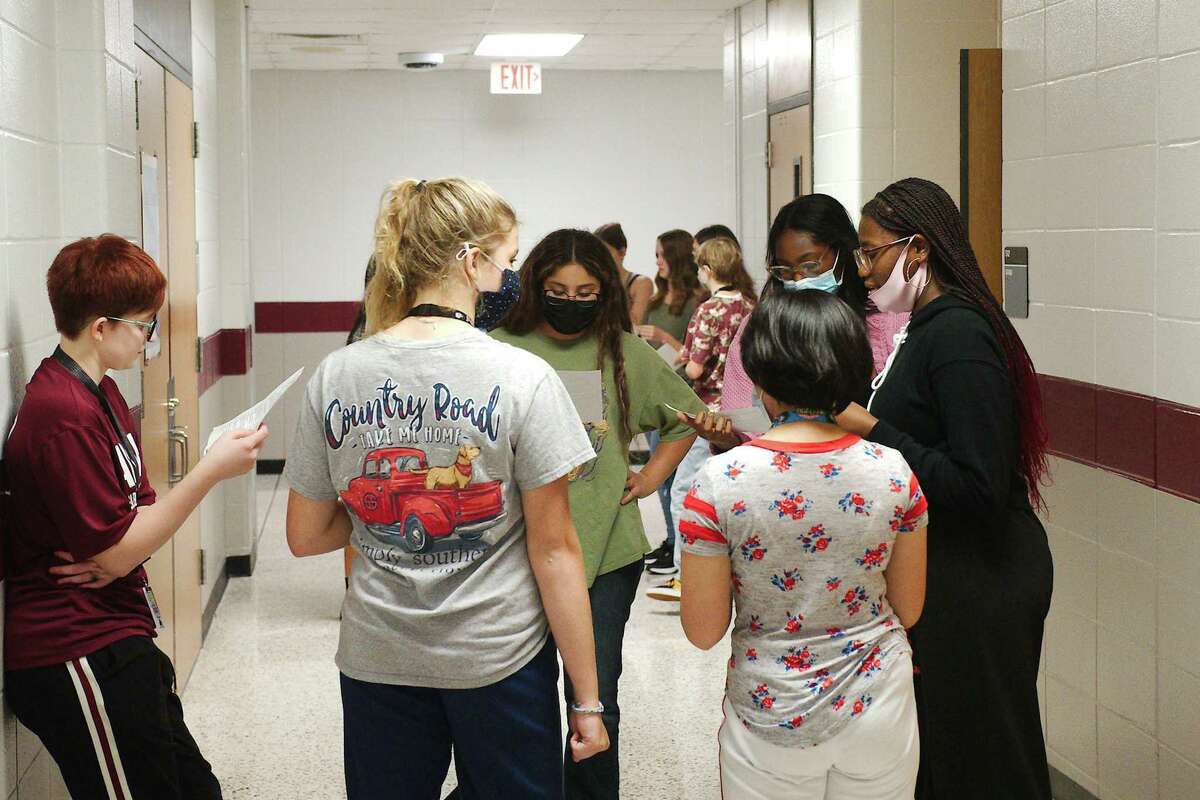 Cheerleaders battle space aliens in Pearland High theater season’s ...