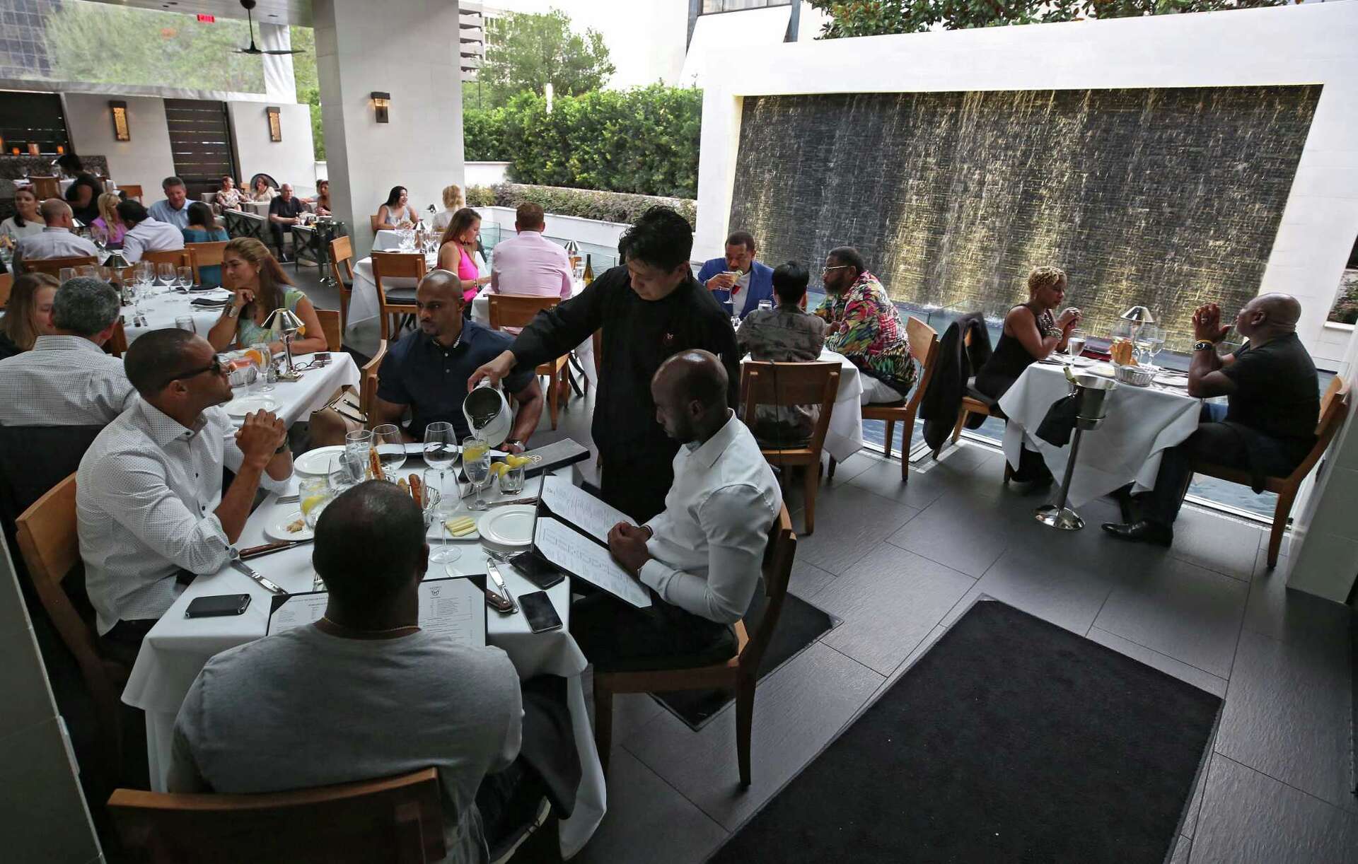 How to score the best seats in Houston’s hottest restaurants