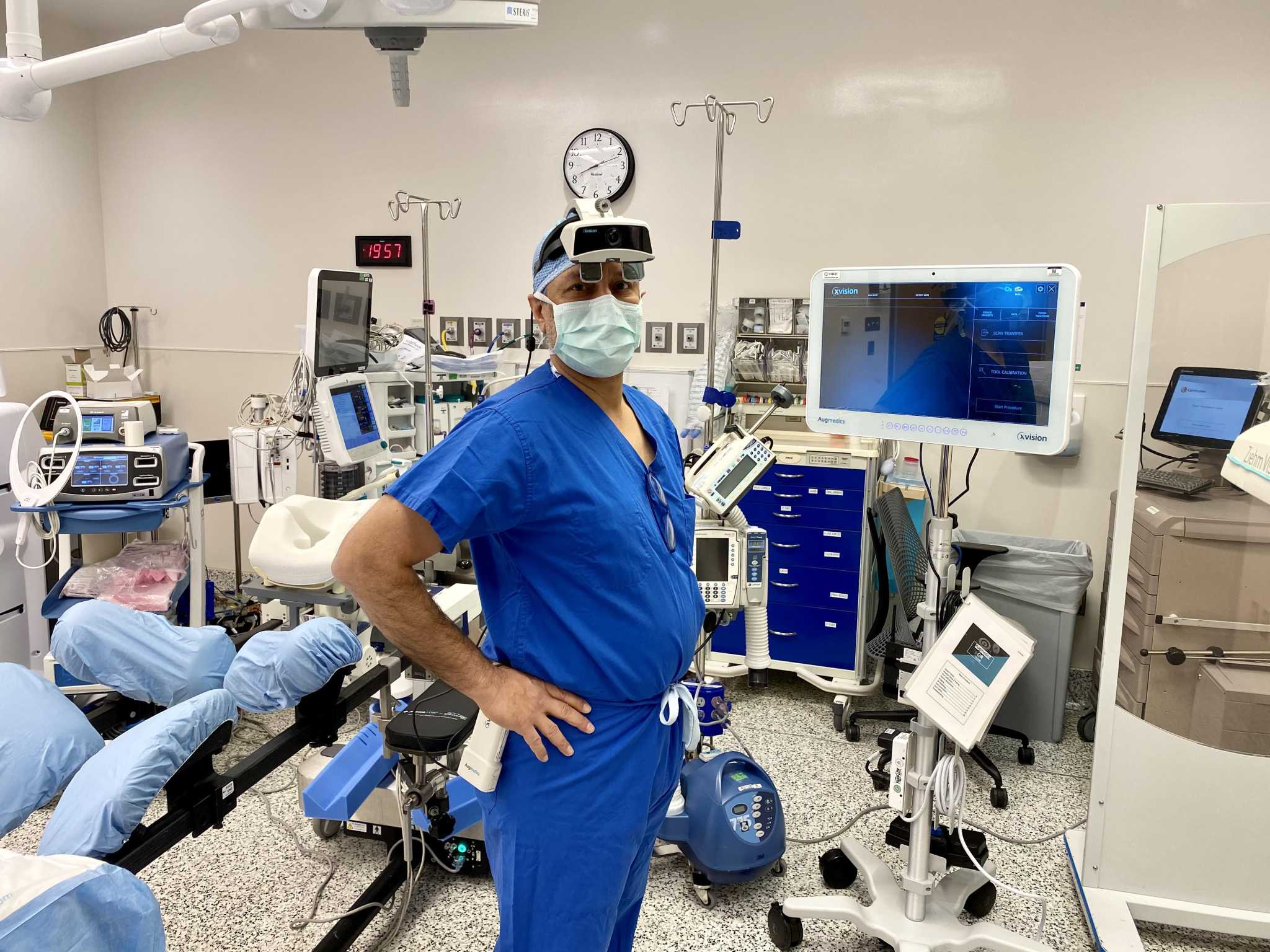 CT doctor uses augmented reality goggles to perform groundbreaking ...