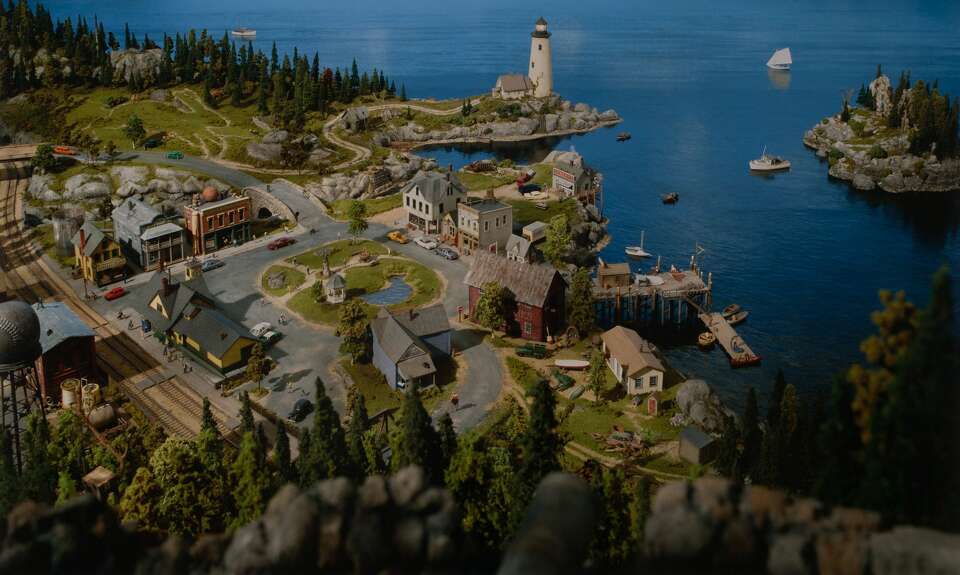 CT artist's 'I SPY' photos of 90s fame on display in New Britain