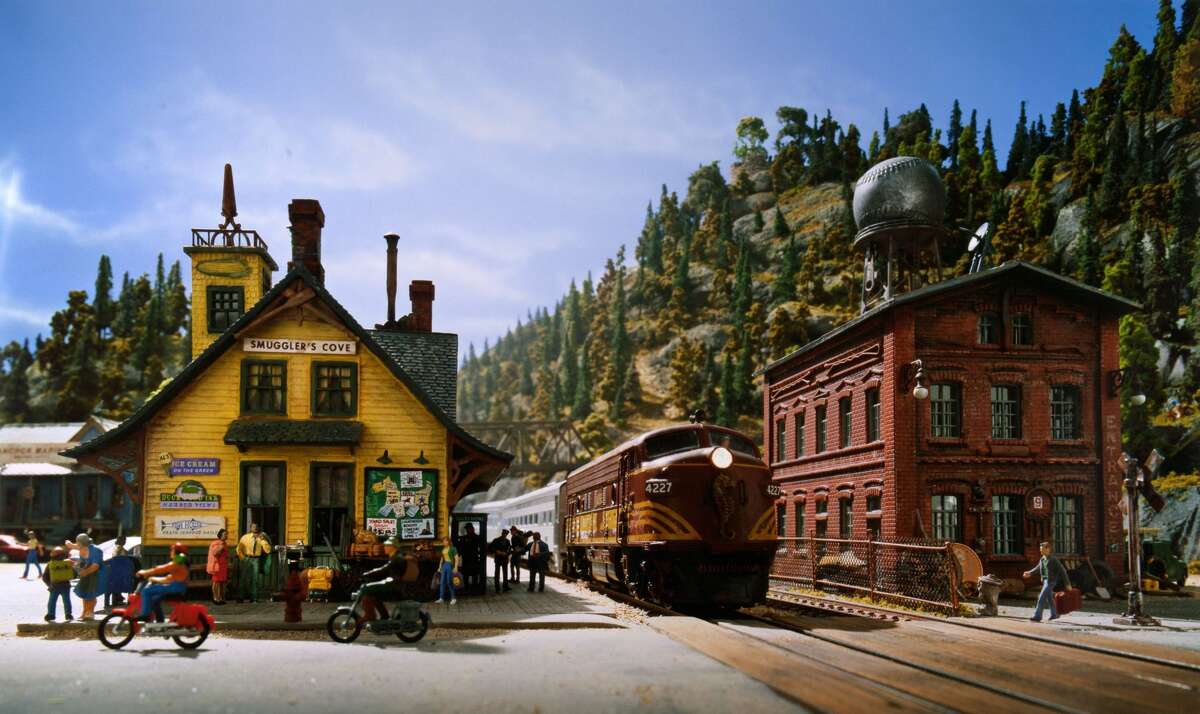 CT artist's 'I SPY' photos of 90s fame on display in New Britain