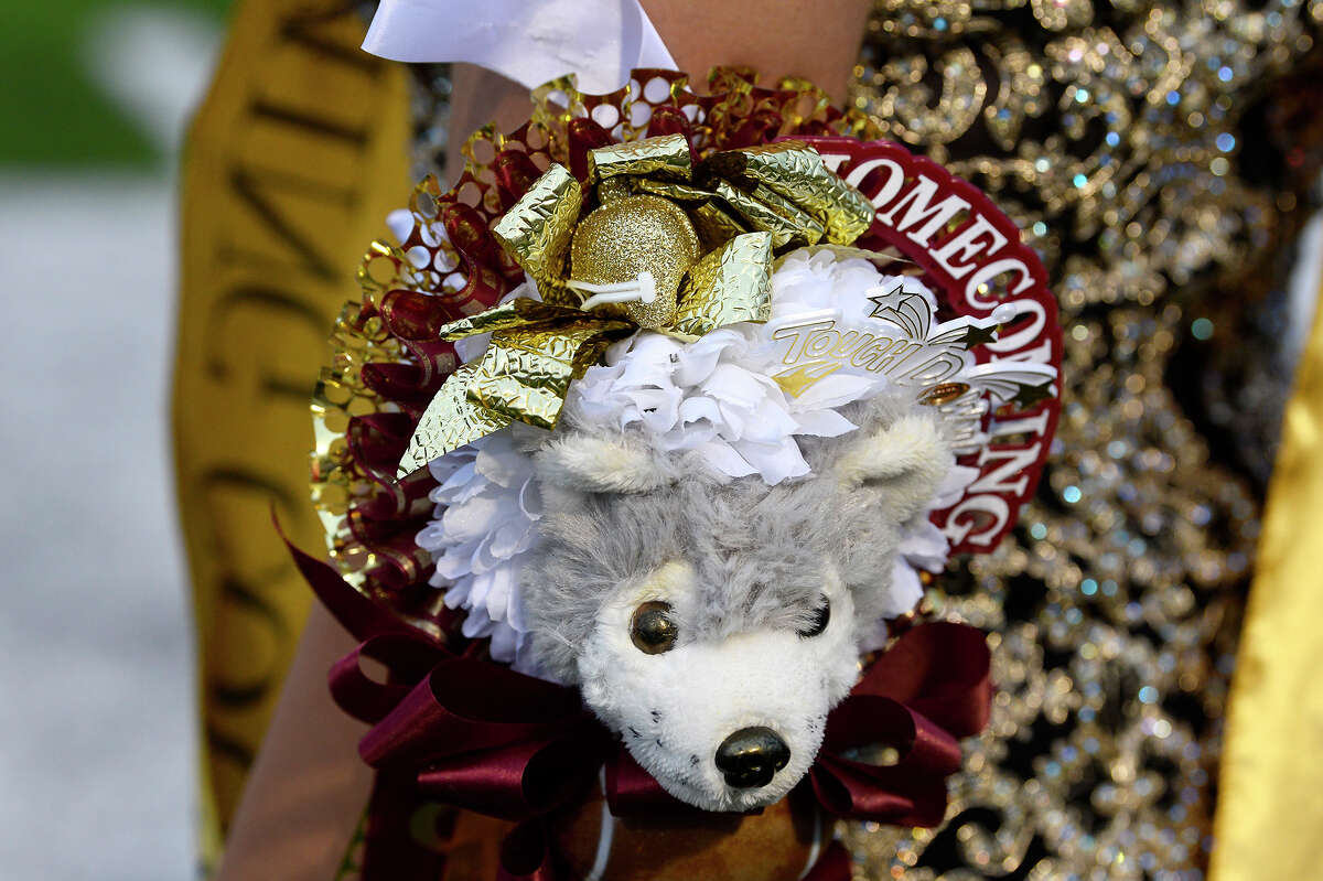 Texas homecoming mum season is here. What to know about the tradition