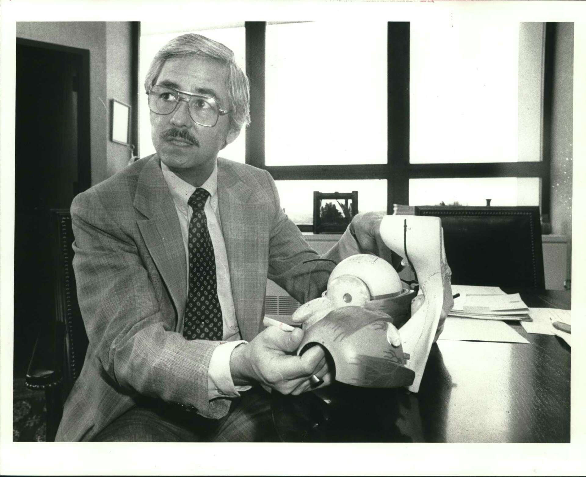 Pioneering ophthalmologist Dr. Richard Ruiz dies at 89