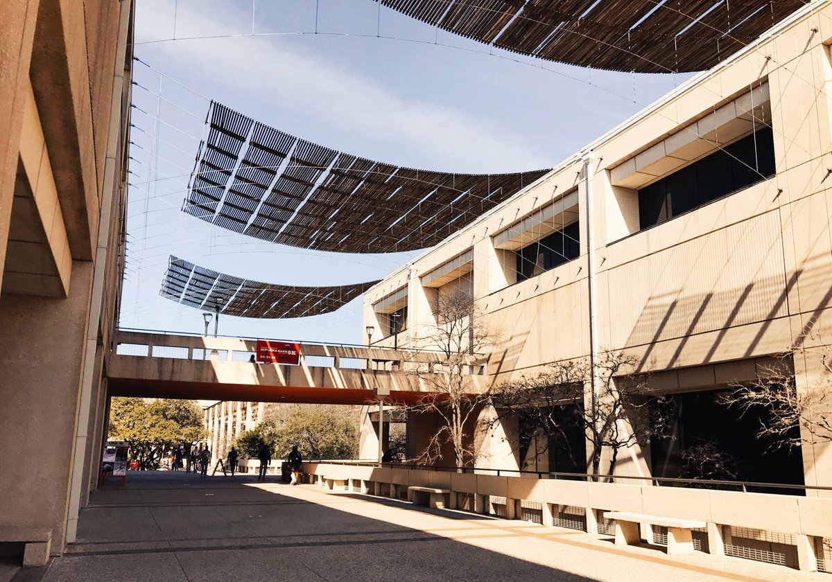 This UTSA bridge was the scene of a whirlwind Roadrunner romance