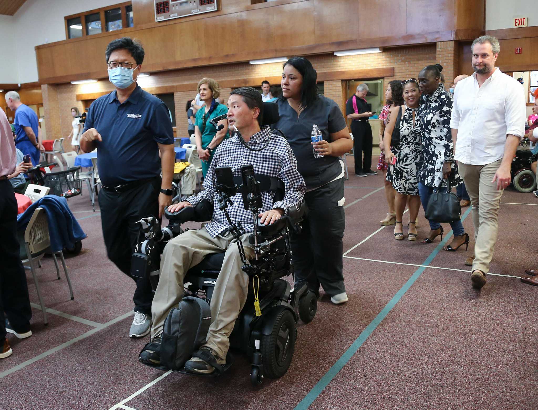 Houston surgeon returns to scene where he was paralyzed, hosts virtual 5K