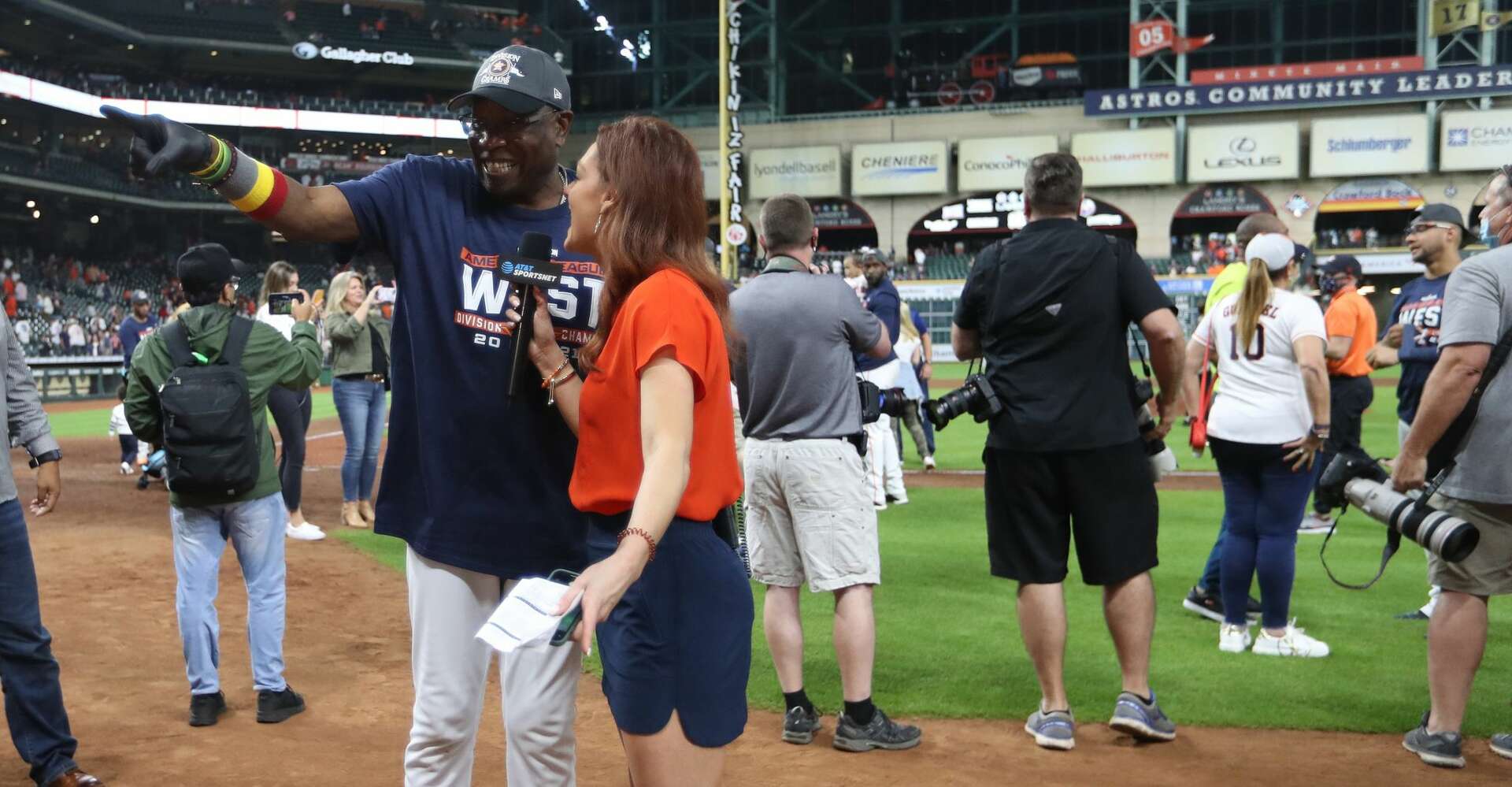 Astros reporter Julia Morales Clark honored by Houston mayor Whitmire