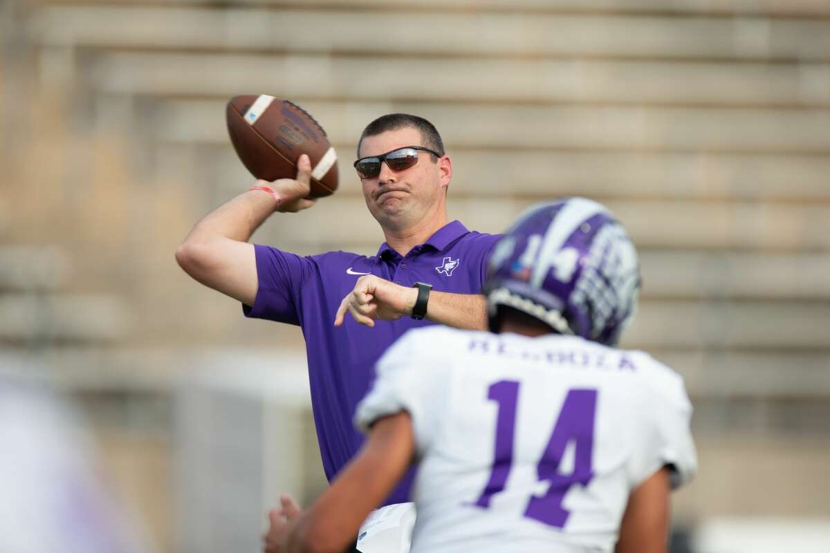 Clutch, late TD lifts Hightower past Angleton