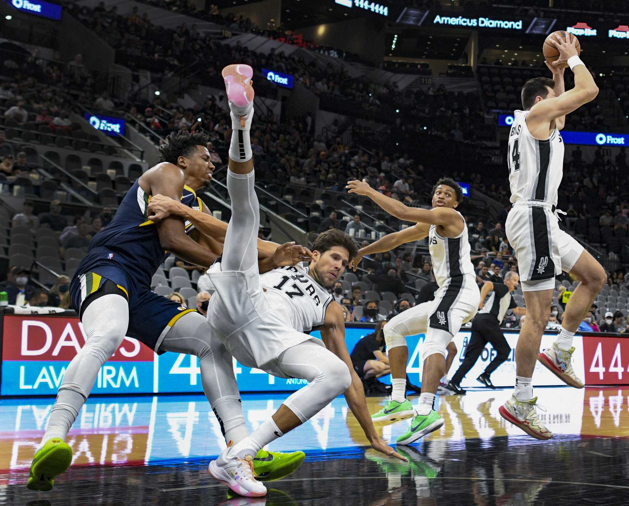 Spurs take the win. Here are 5 things to know to start your day San Antonio