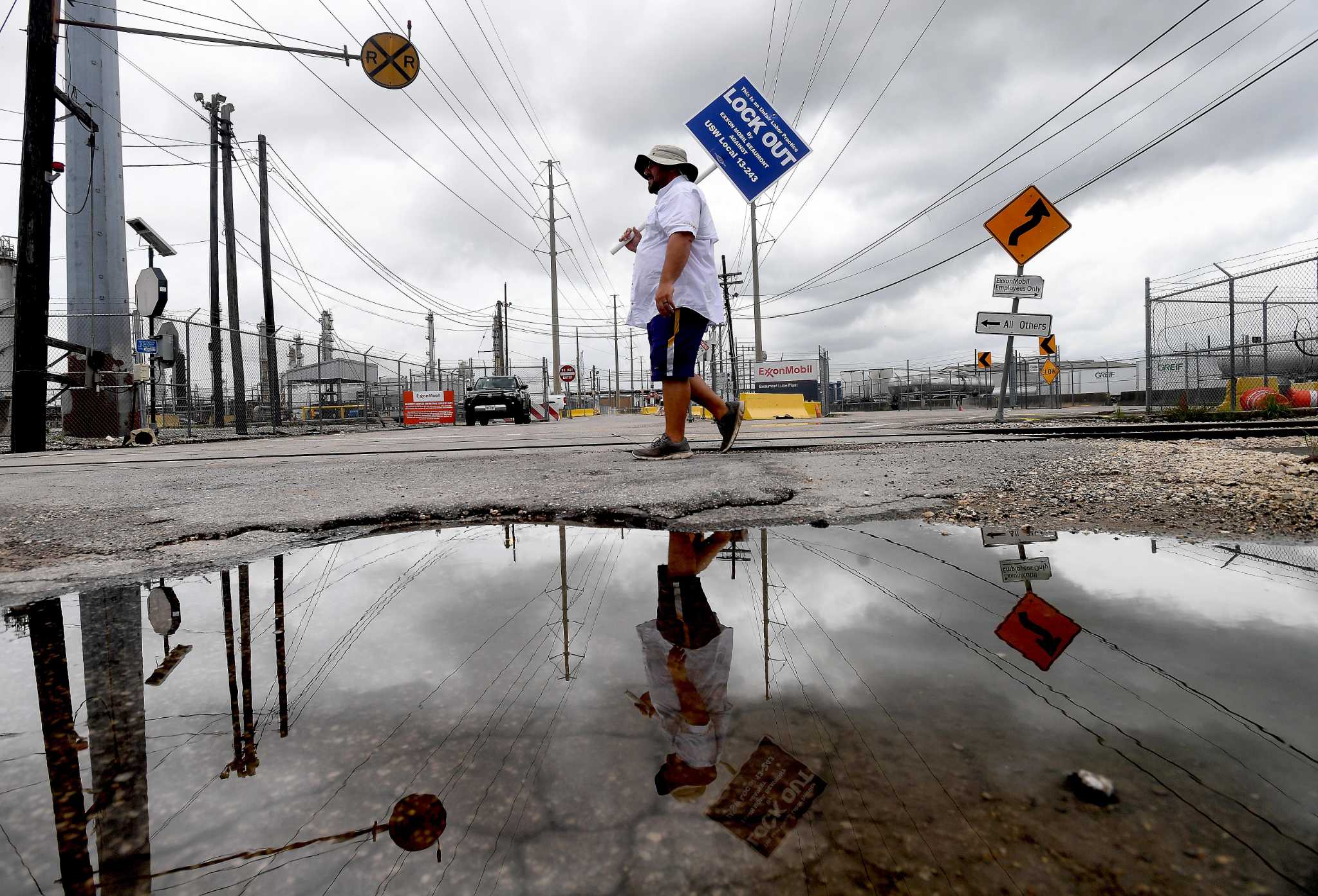ExxonMobil employees appear to move toward union vote