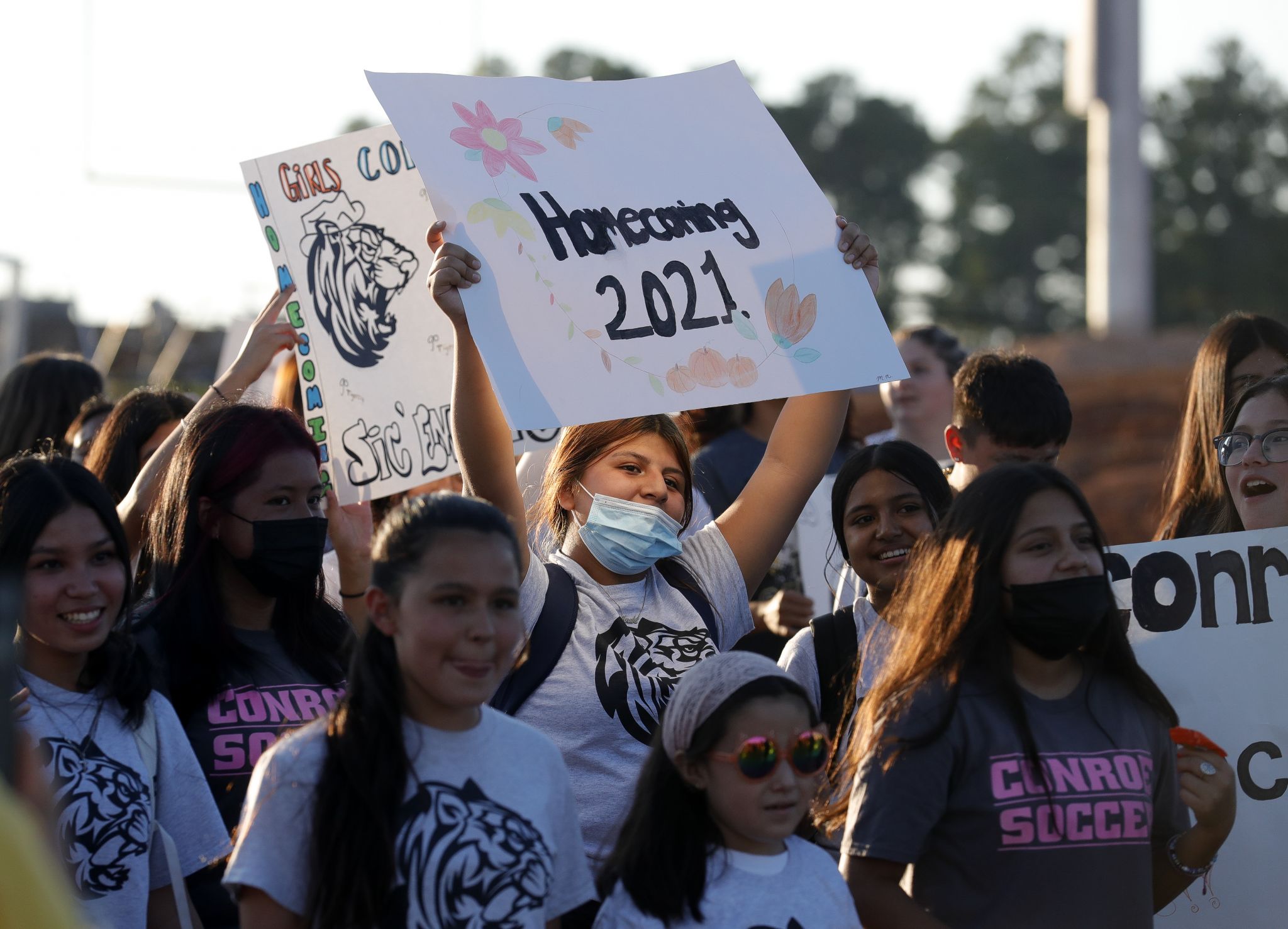 Conroe Tigers roar at homecoming parade