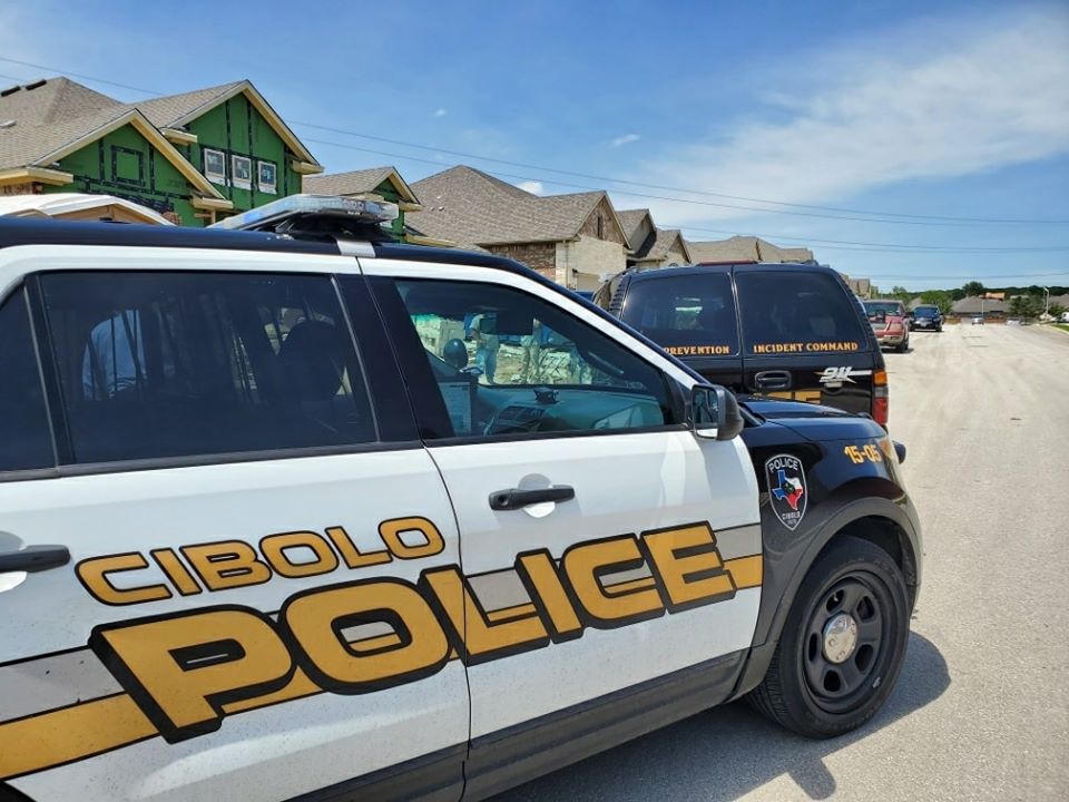 Cibolo Police looking for burglars seen trying to break into cars