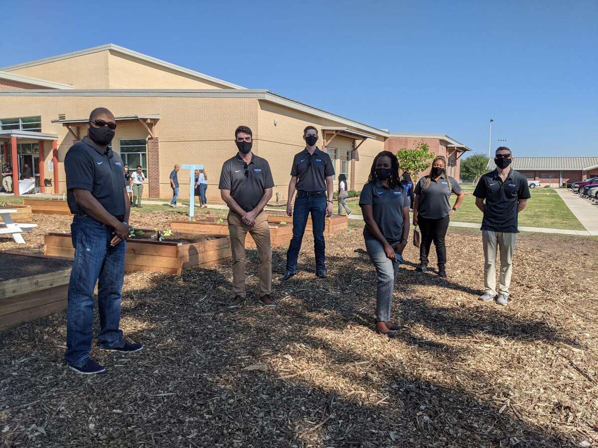 Fort Bend County residents, leaders cut ribbon on public food garden ...