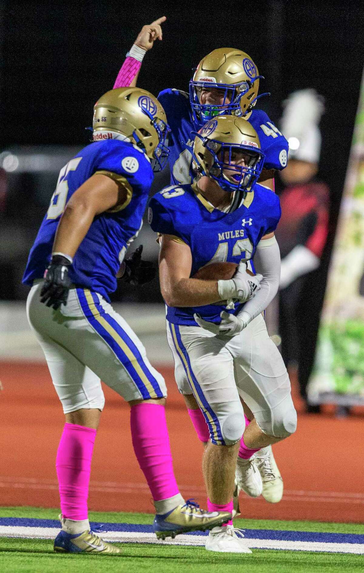 Alamo Heights holds on for 36-29 victory over Floresville