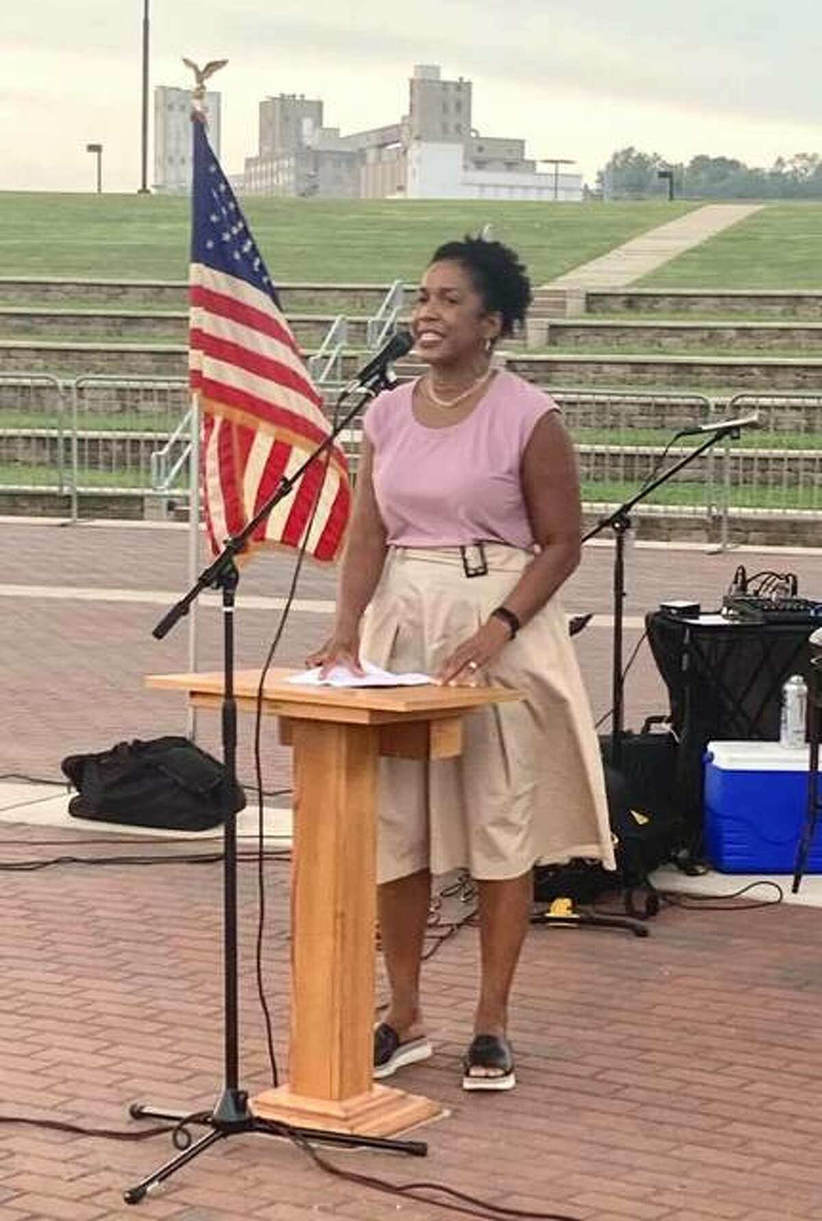 Stratton speaks in Alton at Democratic event