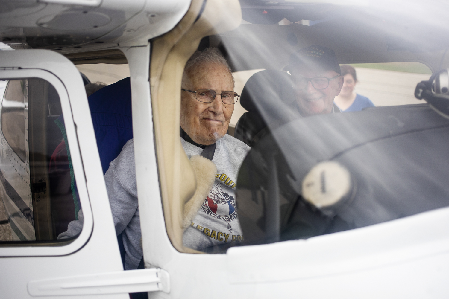 Local WWII veteran Bill Eyre, 100, pilots an airplane above Midland ...