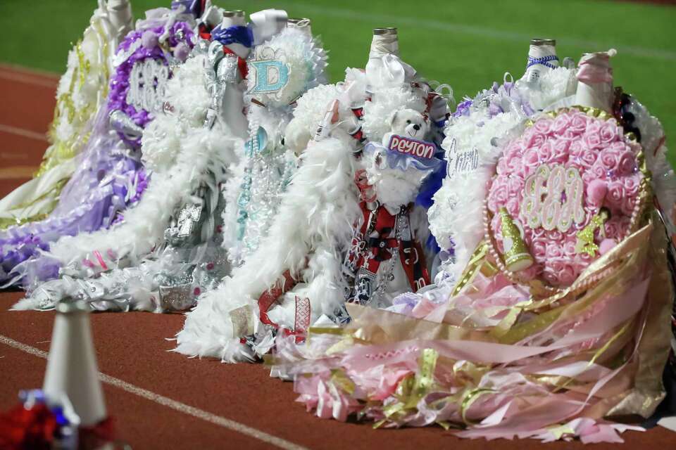 How did mums become a Texas homecoming tradition?
