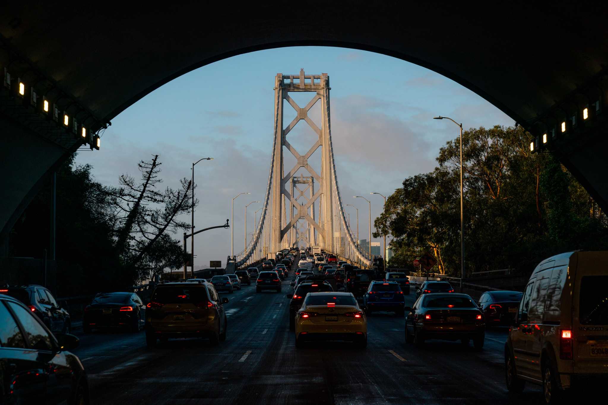 Motorists help CHP officer arrest pedestrian on Bay Bridge