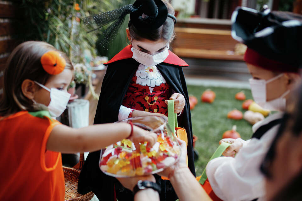 This calculator tells you exactly how much candy to buy for Halloween