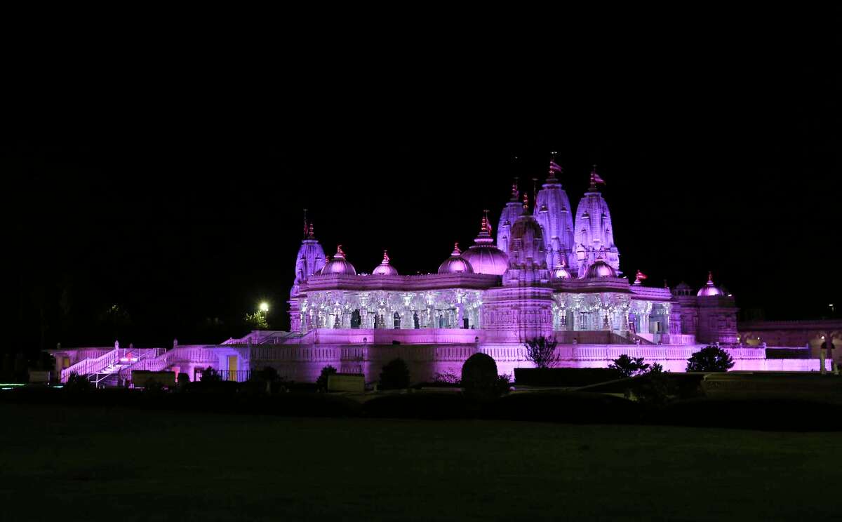 Houston celebrates Diwali, the festival of lights, after 2 quiet years