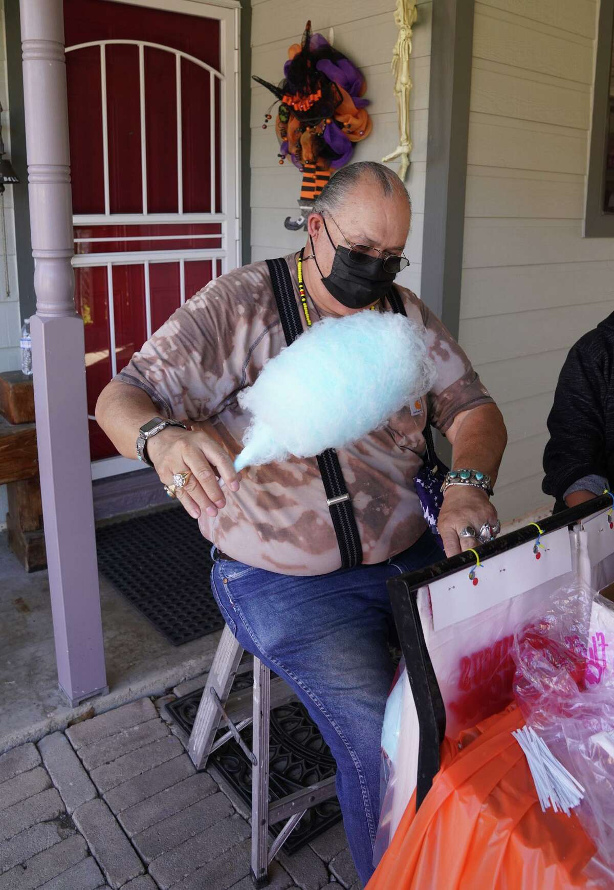 San Antonio couple’s anniversary tradition is treat for West Side ...