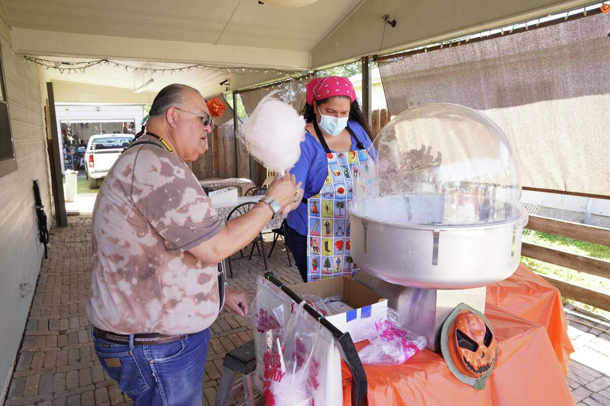 San Antonio couple’s anniversary tradition is treat for West Side ...