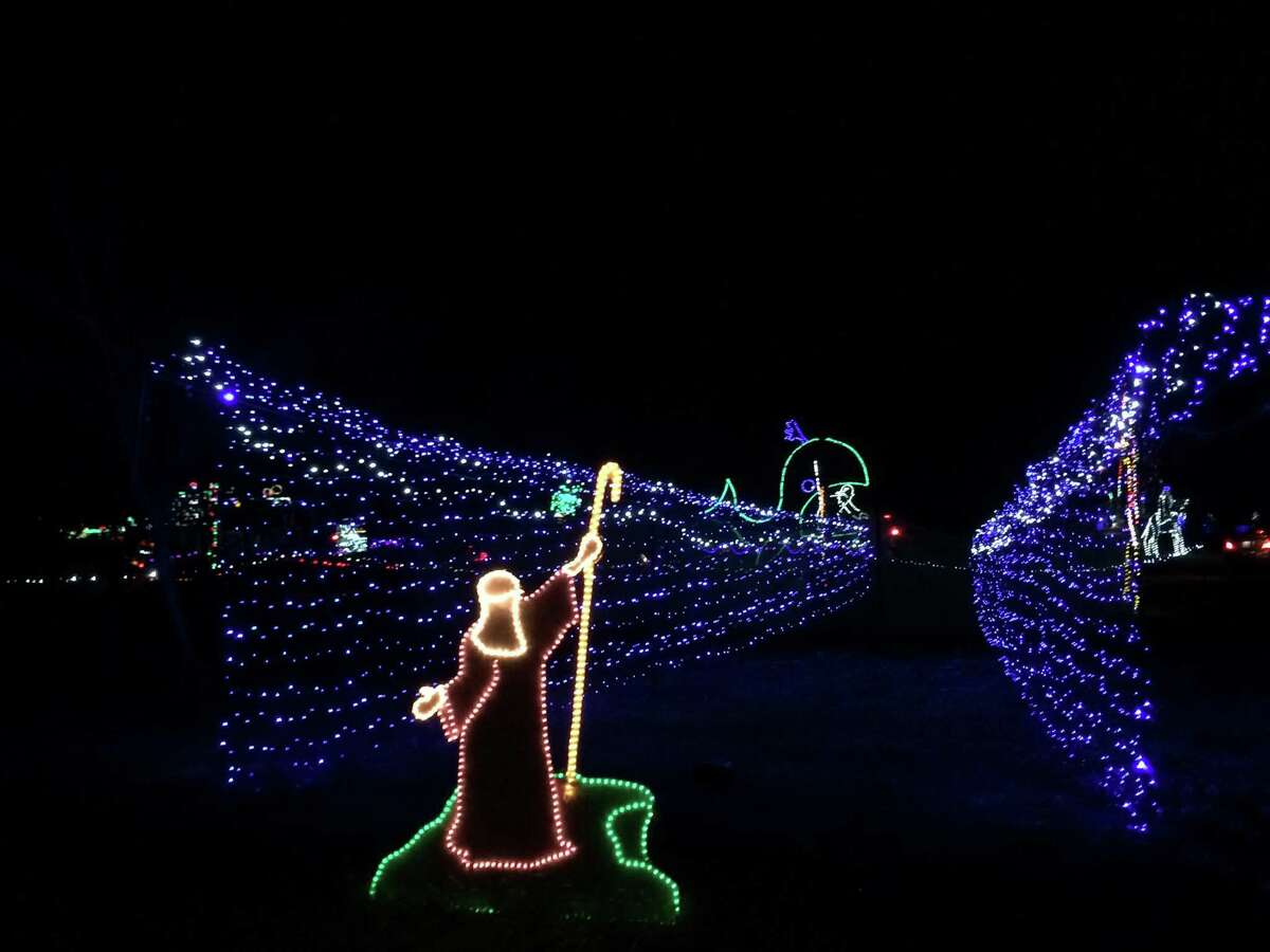 In New Braunfels, motorists welcome at Santa’s Ranch Christmas lights ...