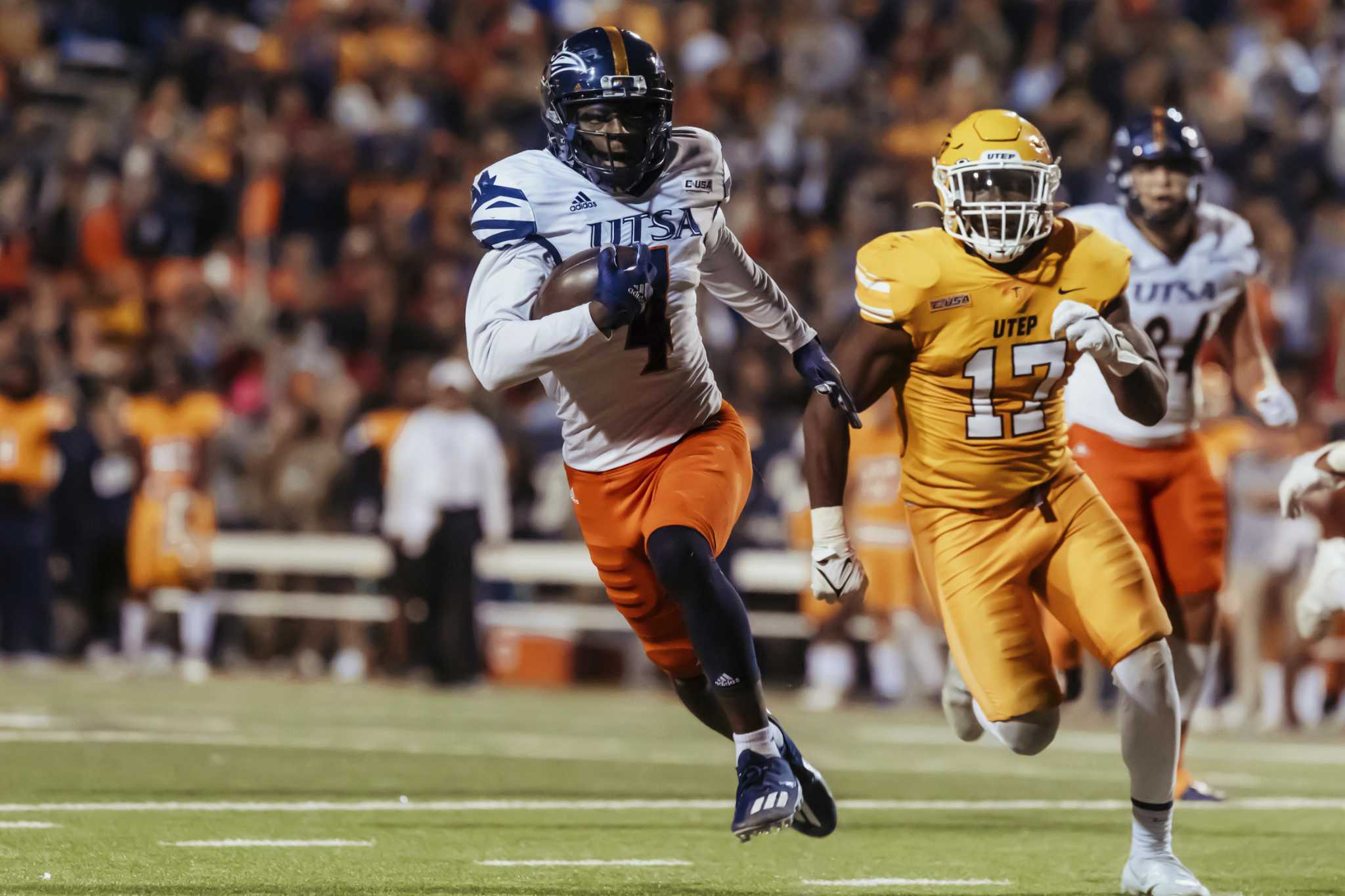 UTSA Roadrunners climb 1 spot after beating UTEP, 44-23