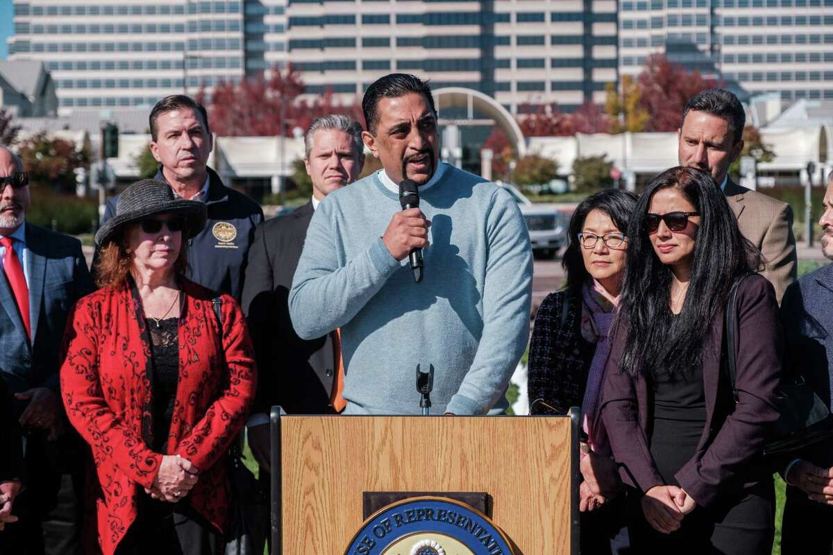 Sprawling display of small flags celebrates the 626 lives lost to COVID ...