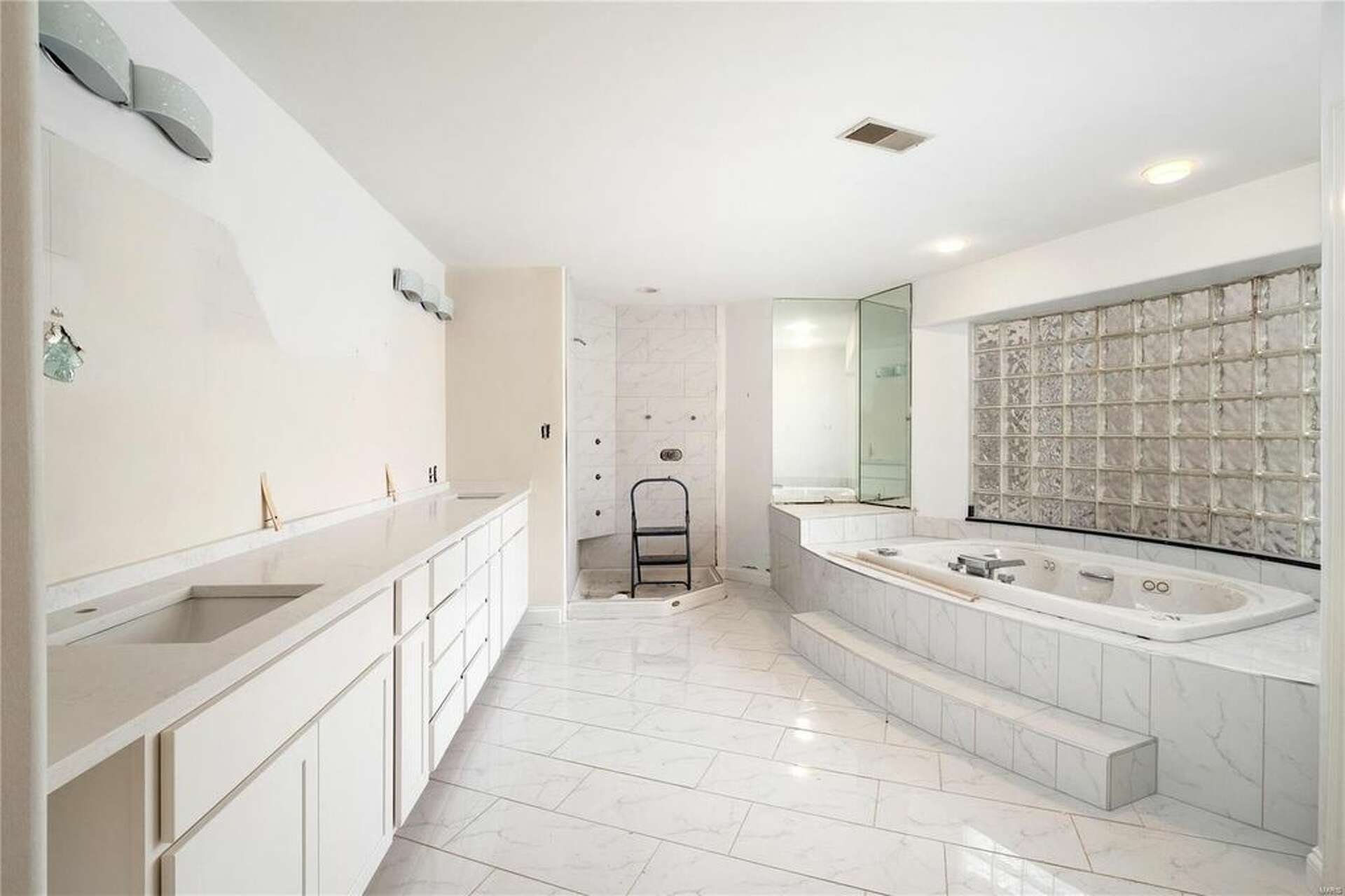 Look inside rapper Nelly's unfinished Missouri mansion that sold for ...