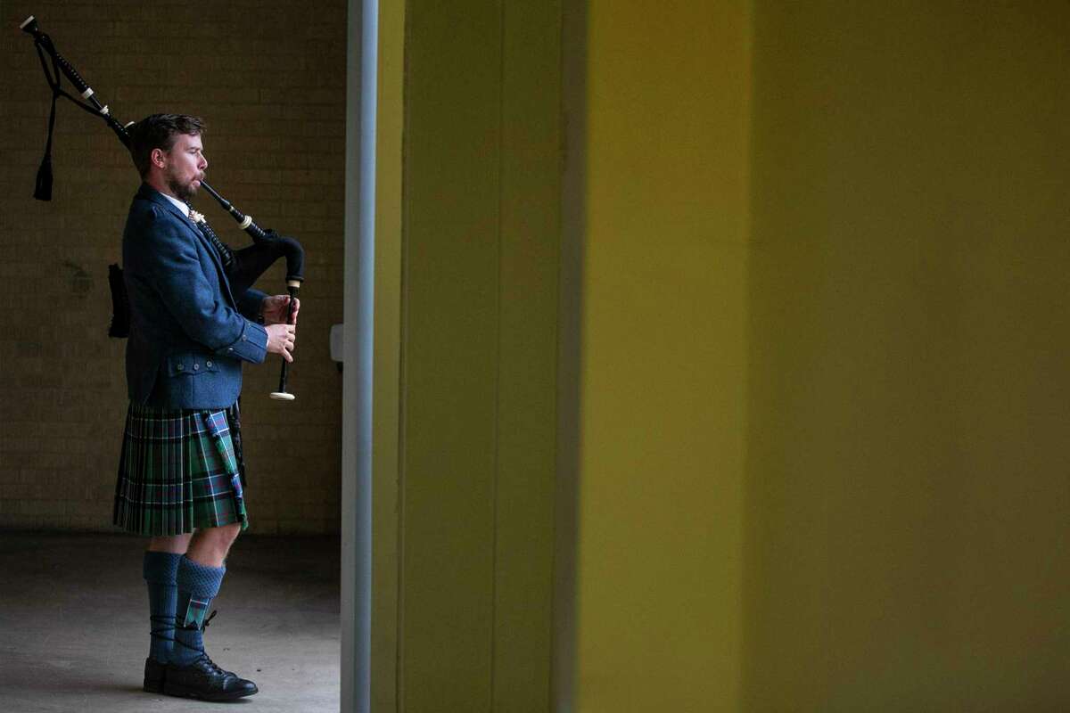 San Antonio teacher plays bagpipes to welcome students every morning