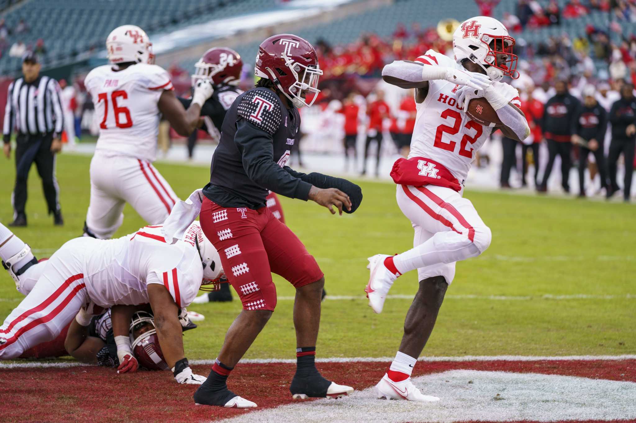 Houston routs Temple, clinches berth in AAC championship game