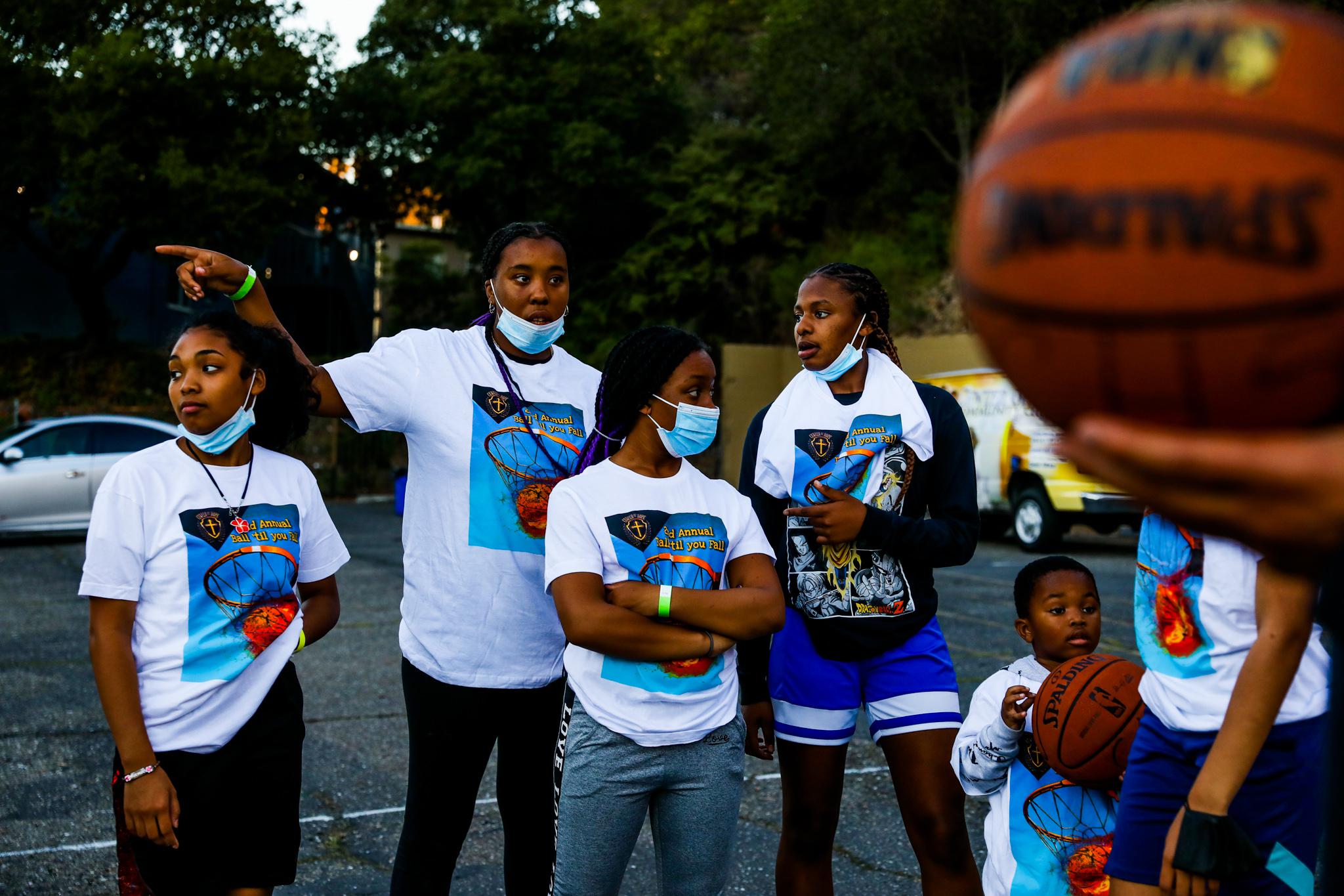 Oakland kids, community members get together for a night of basketball ...
