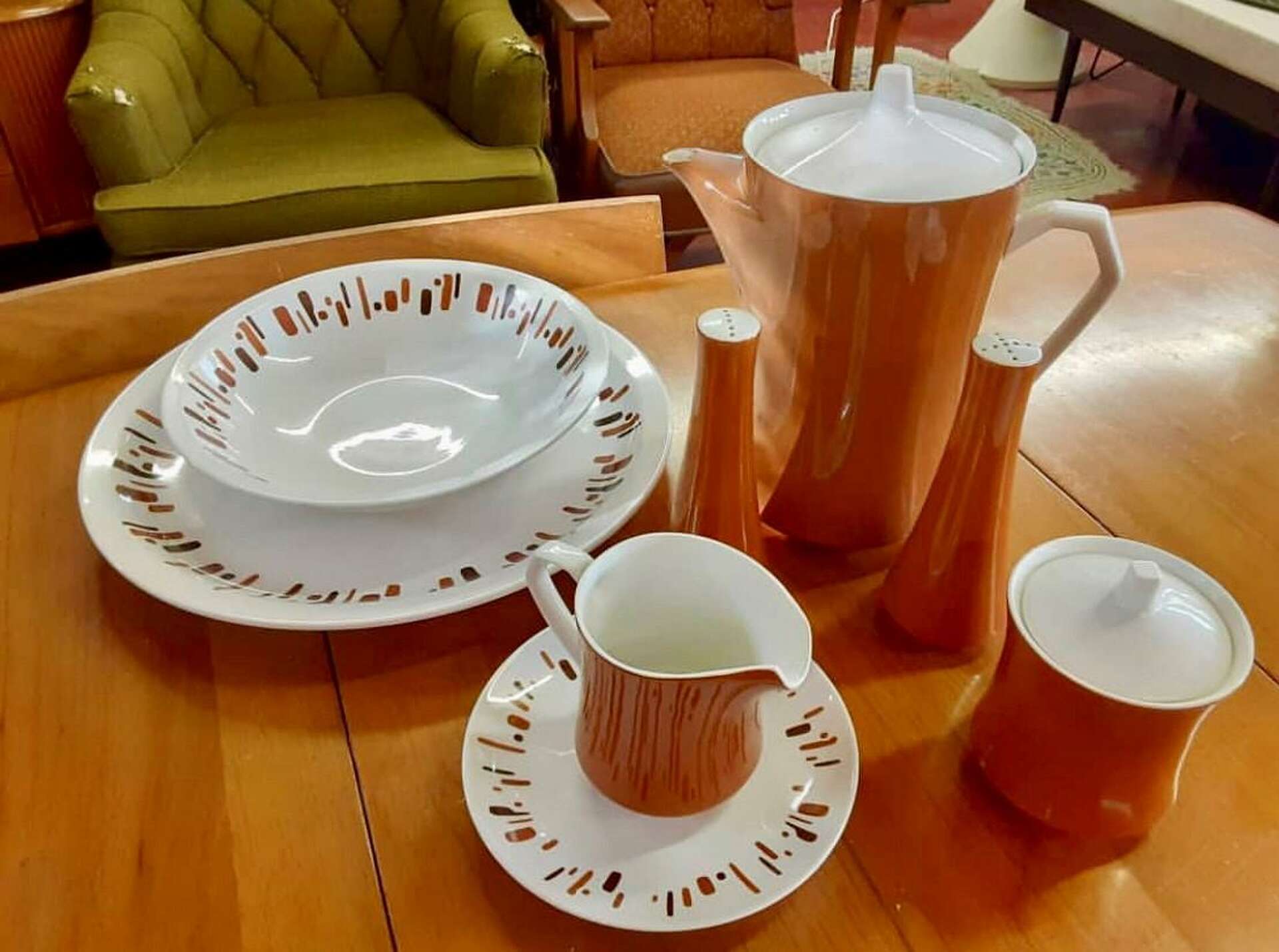 A midcentury modern Thanksgiving dinner table. Your guide to colors ...