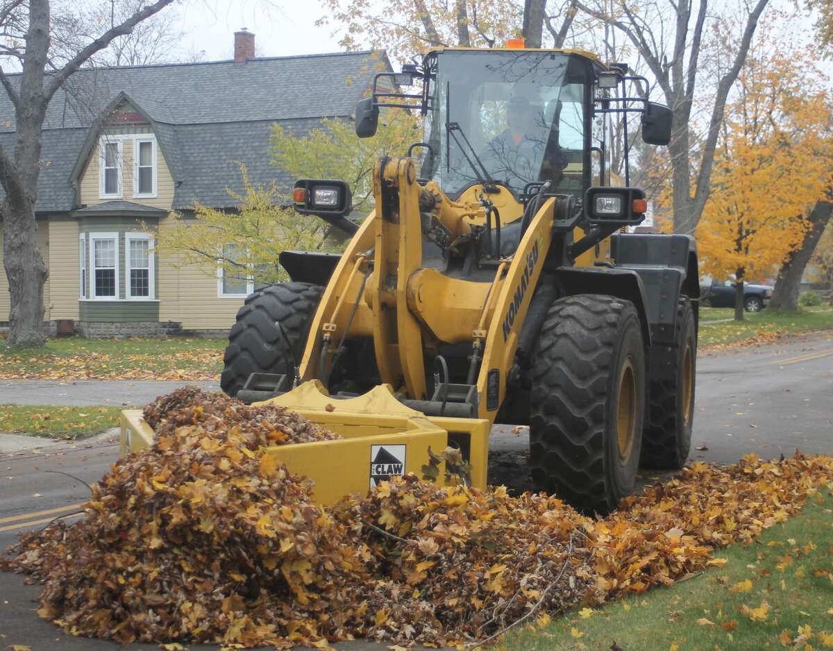 Photos: Leaf pickup continues in Manistee