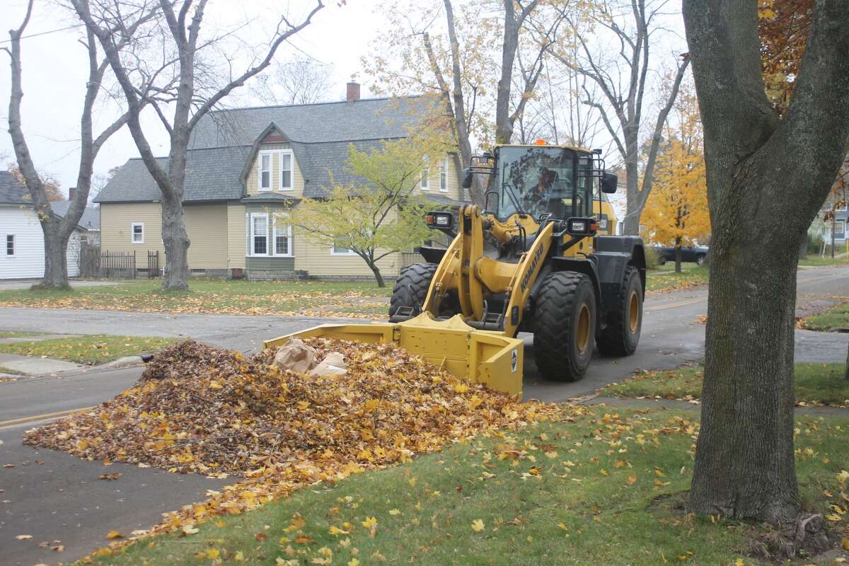 Photos: Leaf pickup continues in Manistee