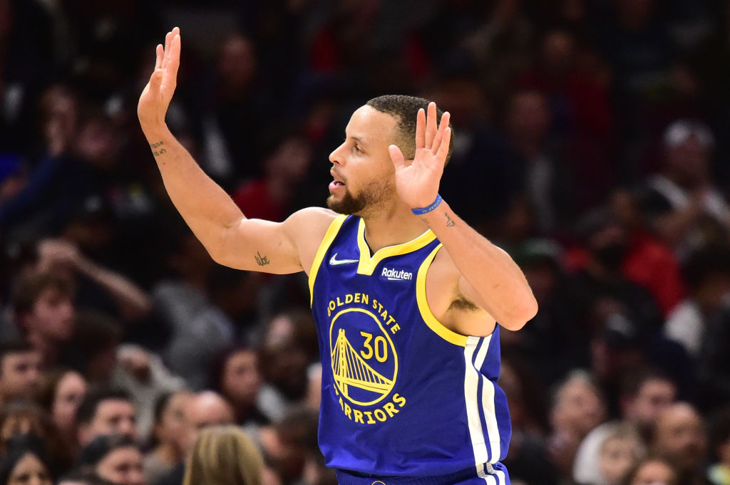 In Warriors' win, Curry achieves a feat no one's touched in 25 years