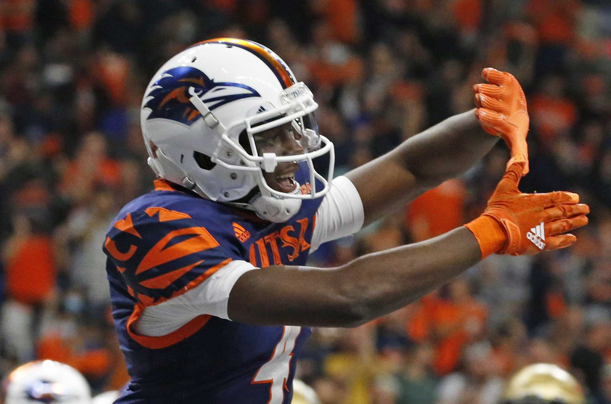 UTSA’s three-man ‘Bomb Squad’ at receiver driving offense