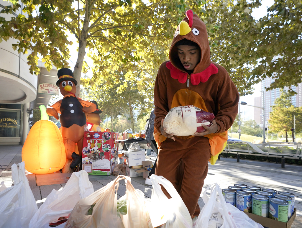 A 'terrible' shortage of donations threatens Houston Thanksgiving Super ...