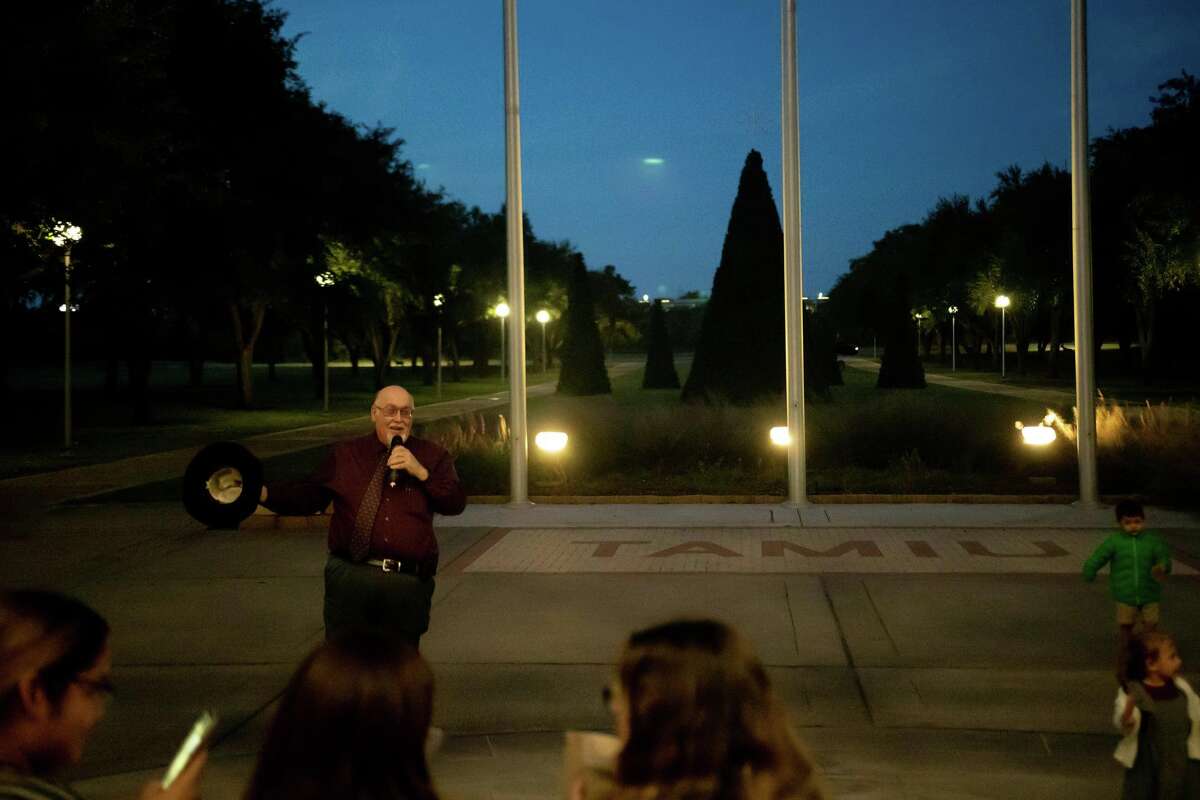 TAMIU campus ready for holiday visits, photos