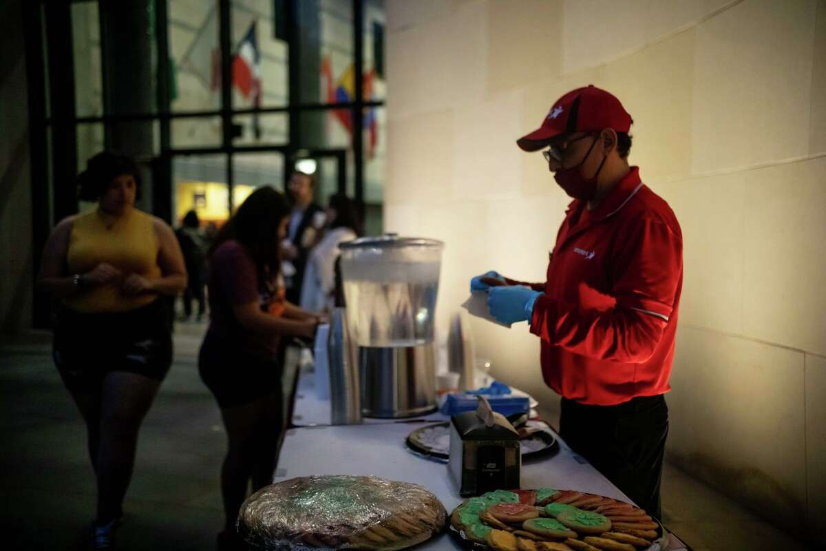 TAMIU campus ready for holiday visits, photos
