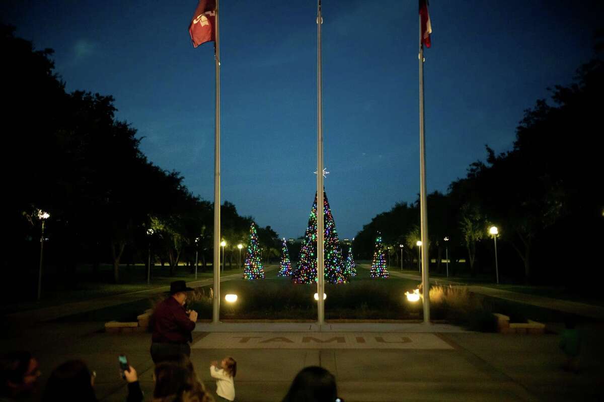 TAMIU campus ready for holiday visits, photos