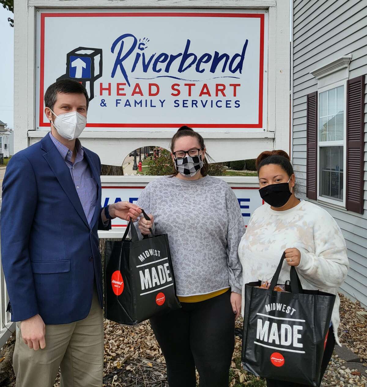 Edwardsville Township gives Thanksgiving baskets to 4 groups