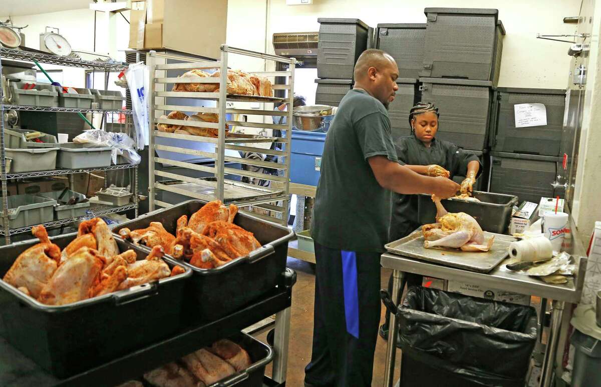 ‘It’s a blessing’: Junior chefs prepare Thanksgiving meals for San ...