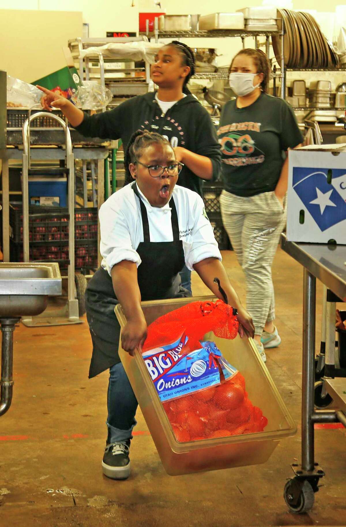‘It’s a blessing’: Junior chefs prepare Thanksgiving meals for San ...