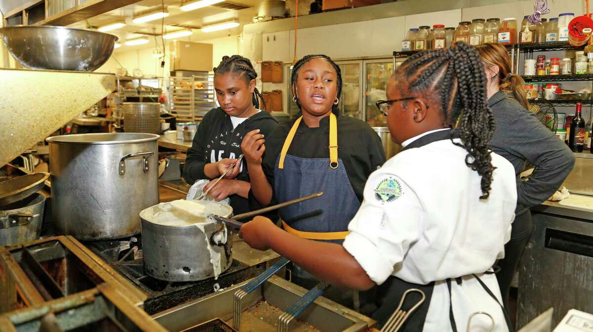 ‘It’s a blessing’: Junior chefs prepare Thanksgiving meals for San ...