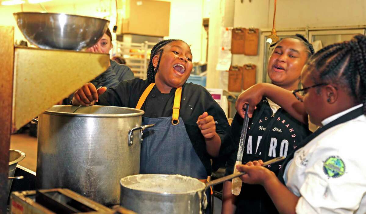 ‘It’s a blessing’: Junior chefs prepare Thanksgiving meals for San ...