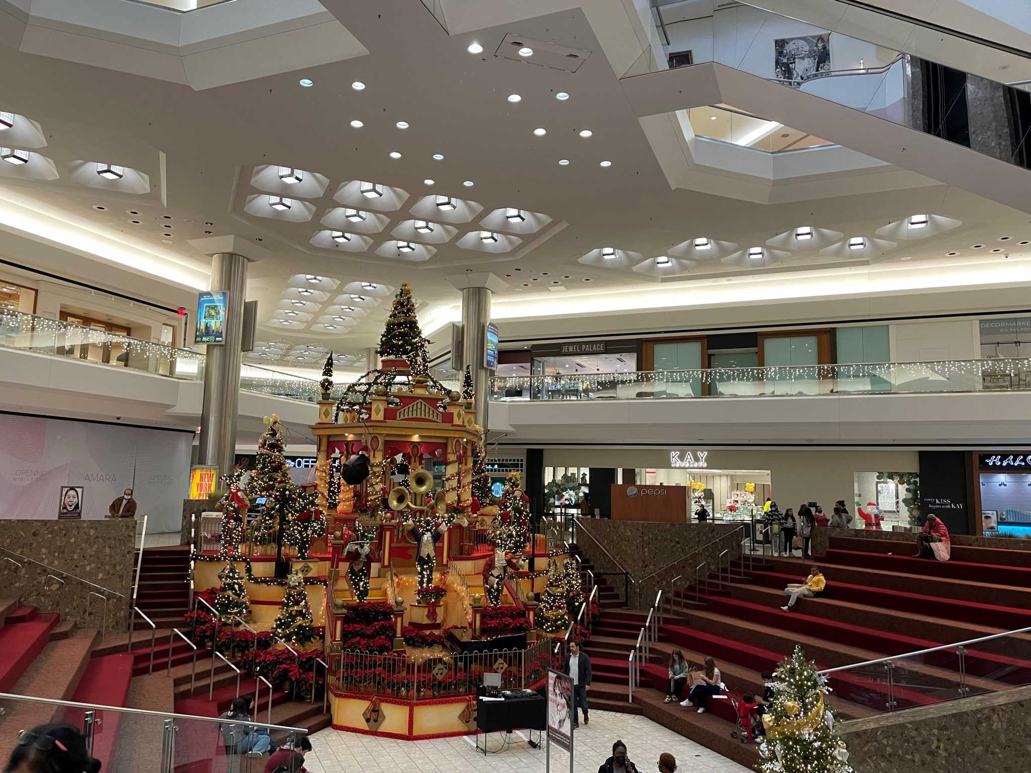 ‘Good deals’ reel in shoppers at Stamford Town Center mall