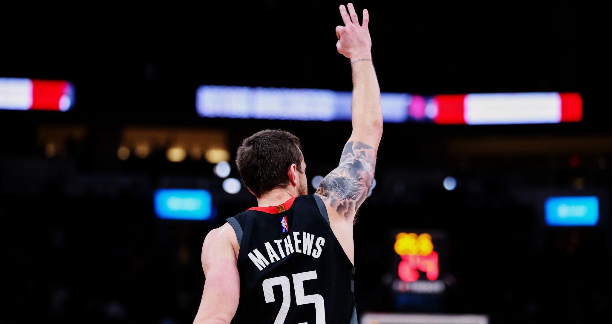 Rockets roll with small lineup to start against Hornets