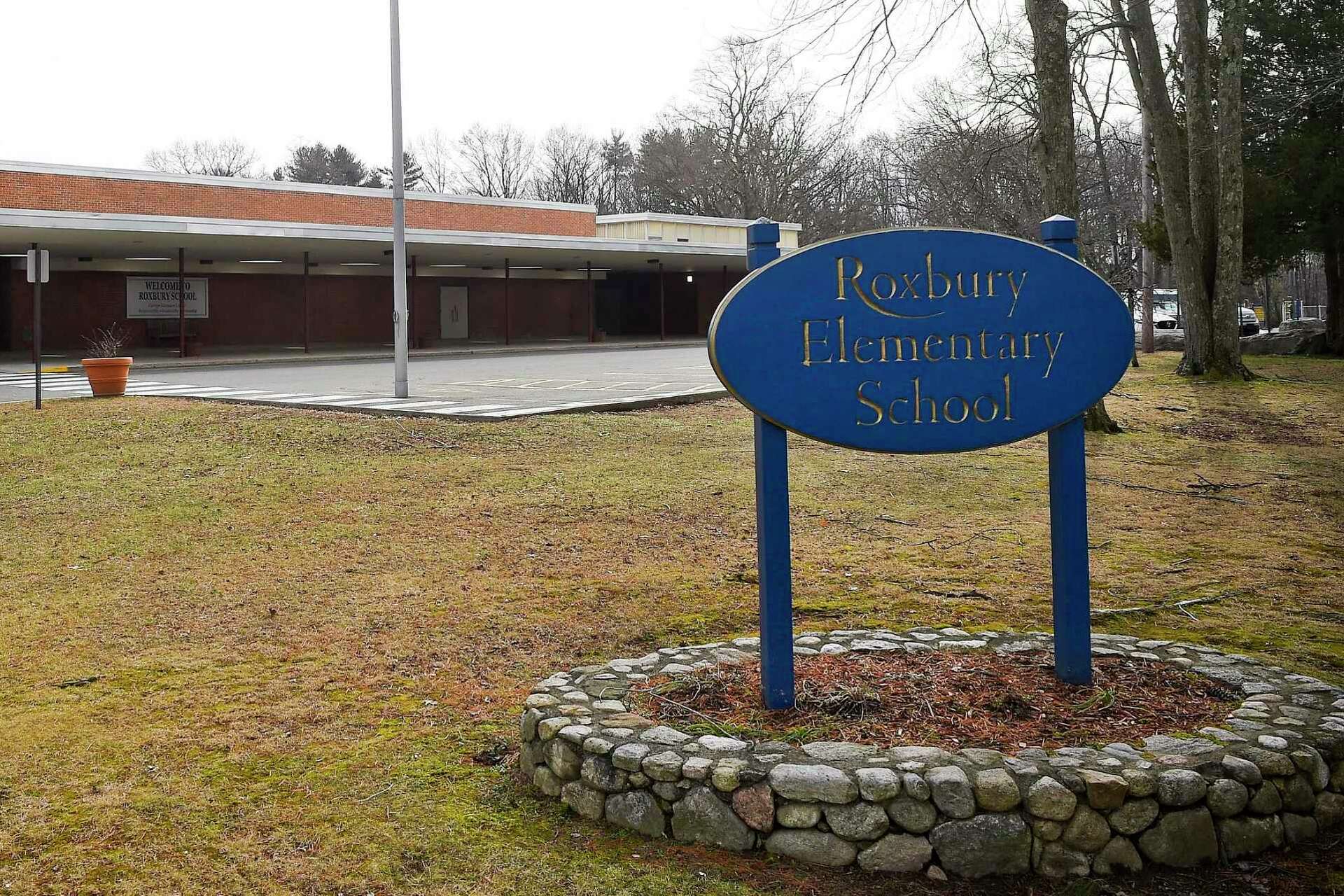 Stamford's Roxbury School contracts don't need board OK: Legal opinion